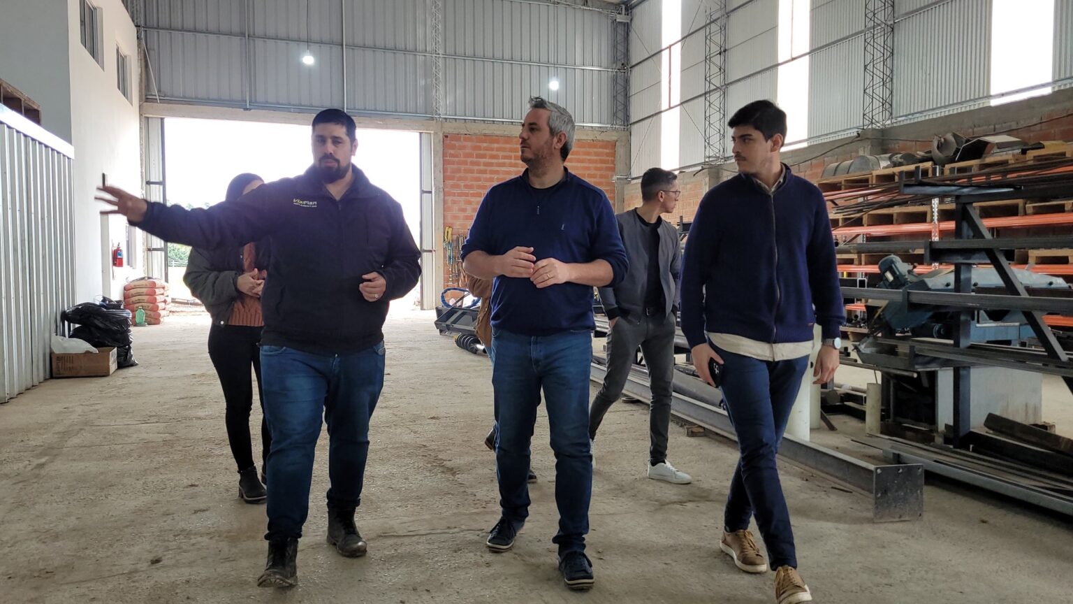 Intendente Walser visitó empresa colonense que fabrica implementos que ...